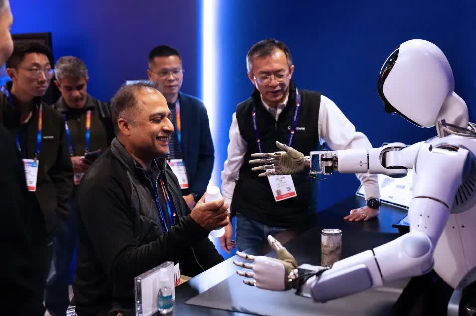 World’s First “Made in Chengdu” Humanoid Robot Unveiled in Las Vegas ...